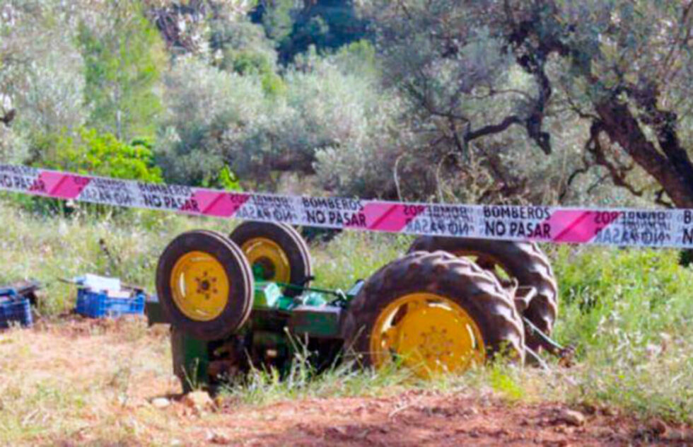 Fallece un hombre de 54 años al volcar su tractor tras un mes de ... Fallece un hombre de 54 años al volcar su tractor tras un mes de ...